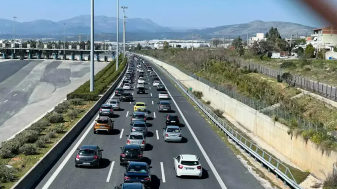Αττική Οδός: Σύγκρουση οχημάτων στο ρεύμα προς αεροδρόμιο μετά τον ...