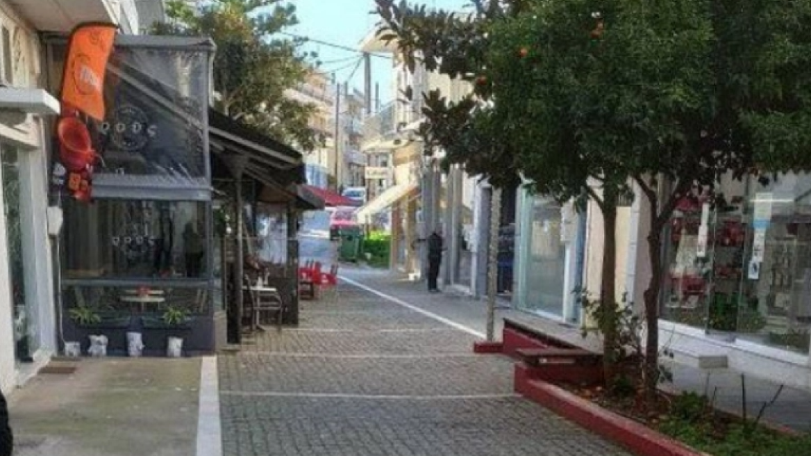 Σάλος στο Αλιβέρι με ηλικιωμένο που έχει μετατρέψει τον πεζόδρομο σε ...