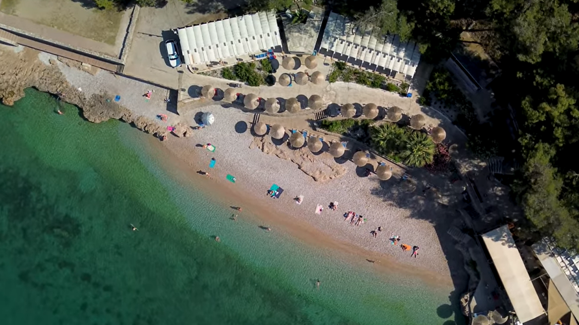 Πελοπόννησος: Η παραλία με τα γαλαζοπράσινα νερά σε απόσταση δύο ωρών ...