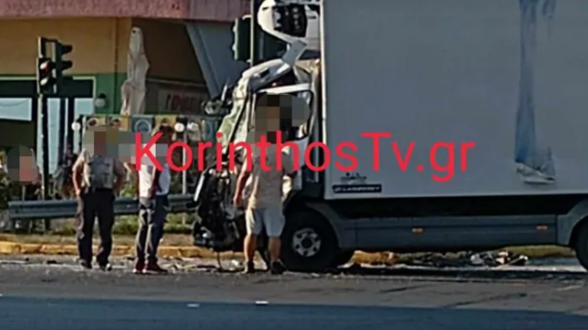 Συγκρούστηκαν νταλίκες στα φανάρια του Ισθμού - Απεγκλωβίστηκε οδηγός