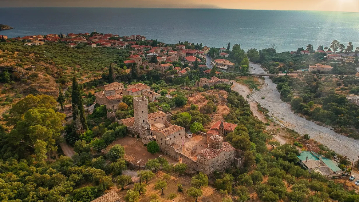 Κρυστάλλινα νερά, πυργόσπιτα, άγρια τοπία: Η εμπειρία ενός μαγευτικού ...
