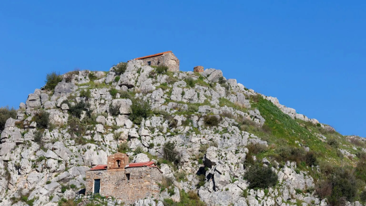 Το «άγνωστο» χωριό της ορεινής Αρκαδίας με το τρίτοξο γεφύρι και το ...