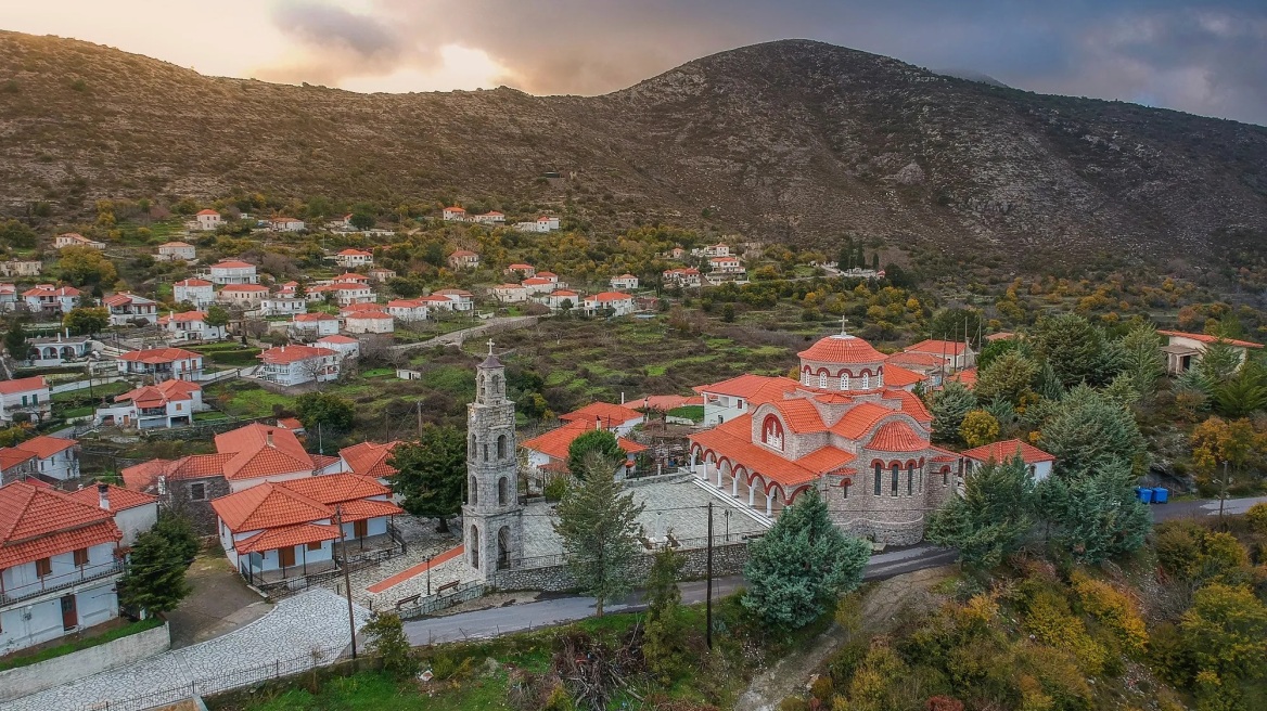 Κρεμαστή: Ένα γραφικό χωριό μέσα στα πεύκα και στα έλατα της ορεινής ...