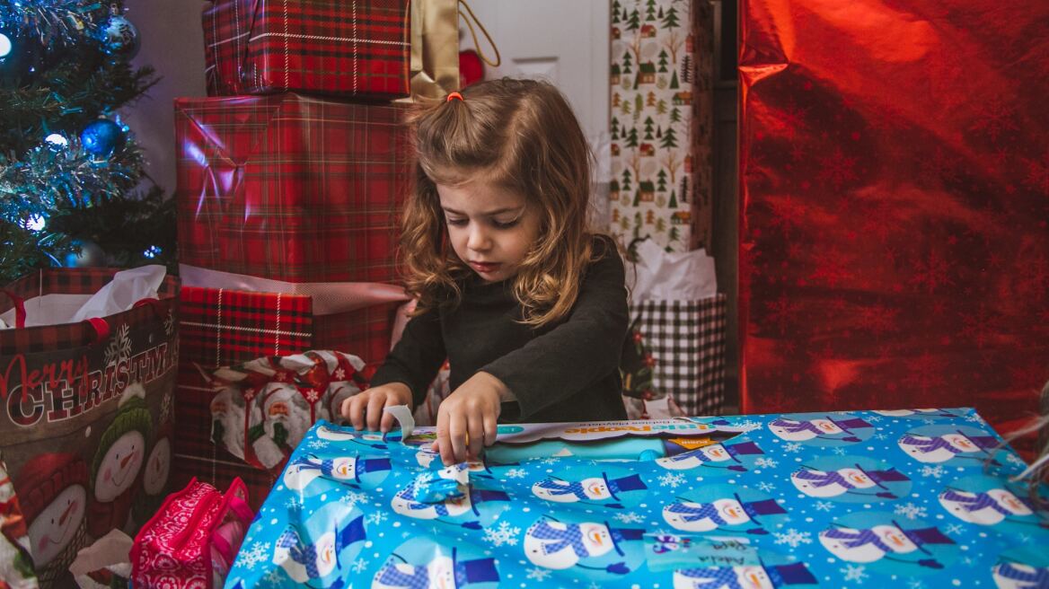 Αυτή η μαμά παραδέχεται πως πήρε δώρο για τις γιορτές στο ένα της παιδί ...