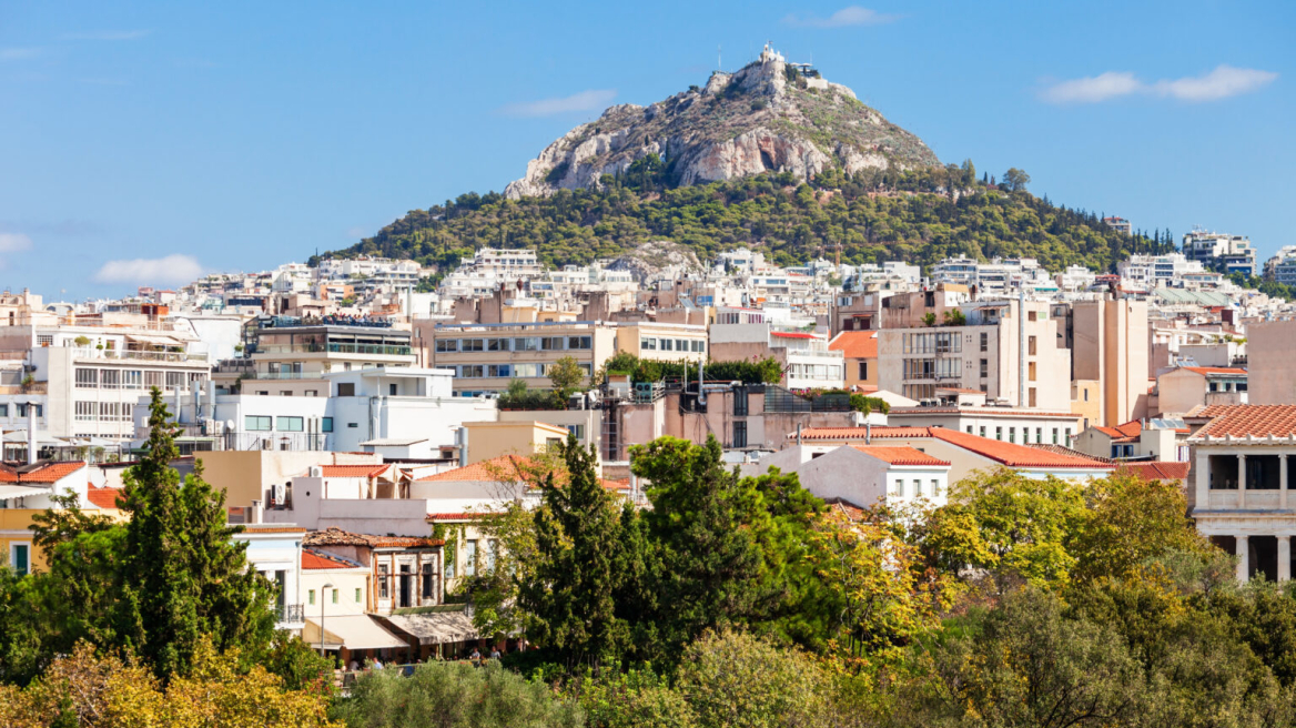 Η Αθήνα από ψηλά μοιάζει στ’ αλήθεια ζωγραφιά