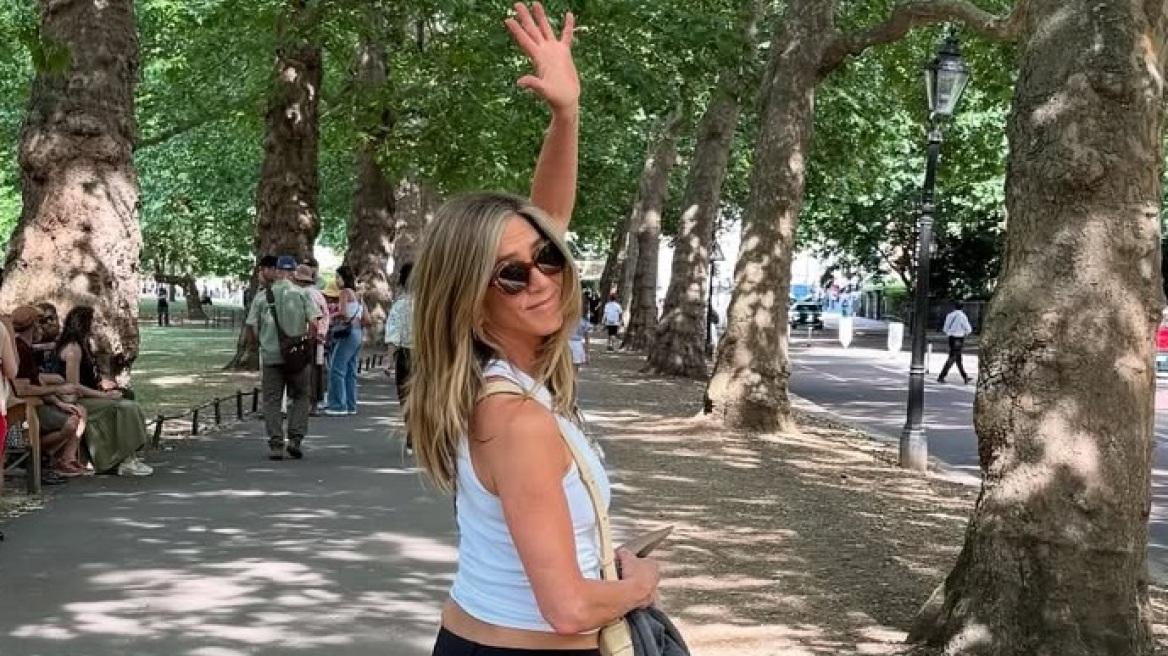 Η Τζένιφερ Άνιστον αποχαιρετά το καλοκαίρι με φωτογραφίες φίλων της και ...