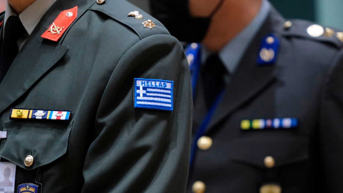 Ένστολοι: Το νέο μισθολόγιο φέρνει αυξήσεις κάθε δύο χρόνια - Τι ...