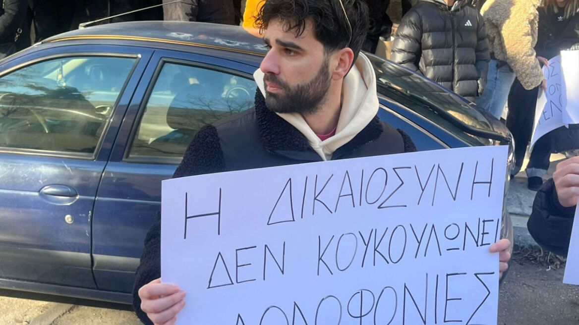 Τα χτυπήματα δεν μπορεί να έγιναν μόνο από ένα άτομο, λέει ο δικηγόρος ...