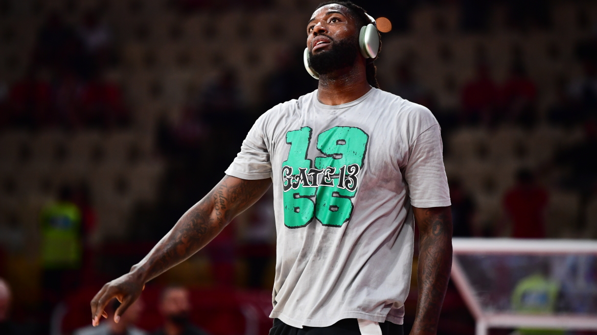 Ολυμπιακός - Παναθηναϊκός: Με t-shirt με το logo της Θύρας 13 στο ΣΕΦ ο ...