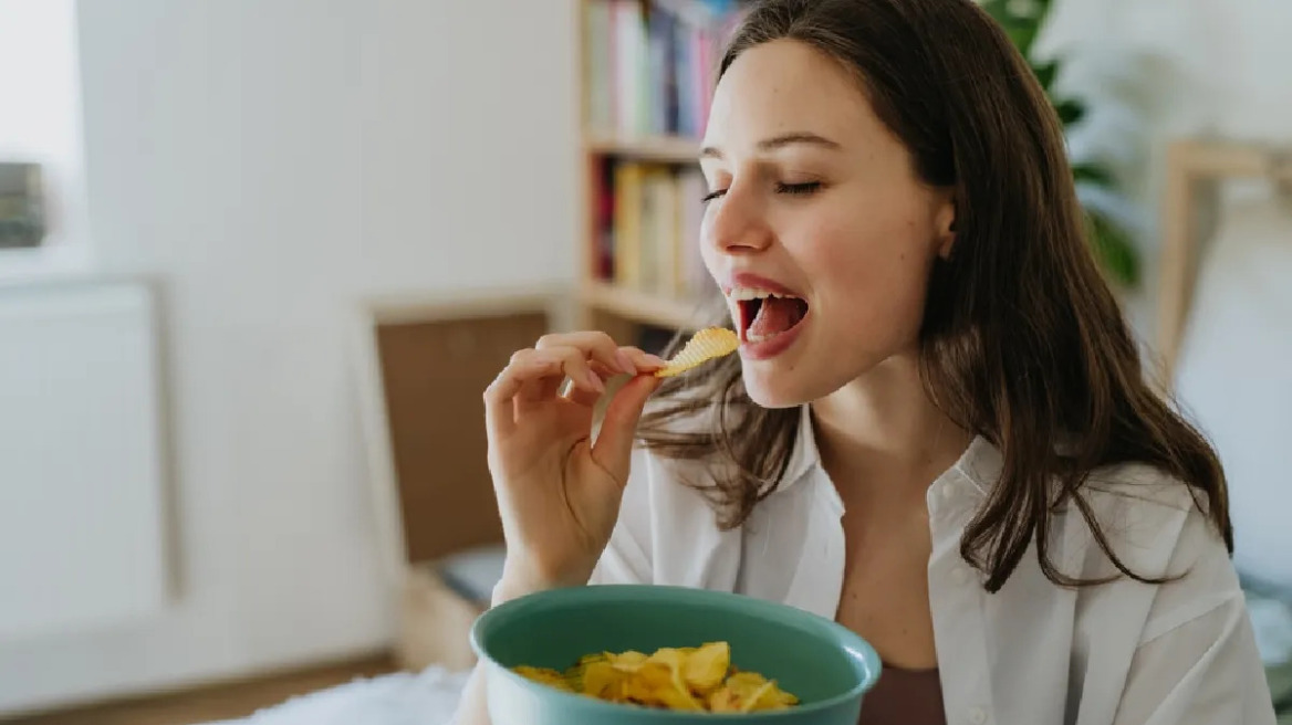 Γιατί μετά το αλκοόλ λιγουρευόμαστε πατατάκια και αλμυρά σνακ – Η ...