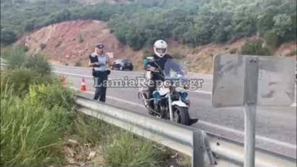 WebTV - LamiaReport.gr: Αμάξι έφυγε σε γκρεμό στο δρόμο Δομοκού