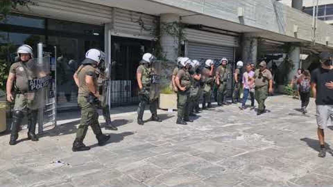 Θεσσαλονίκη: Μπροστά από τα ΜΑΤ η πορεία φοιτητών και αναρχικών στο ΑΠΘ