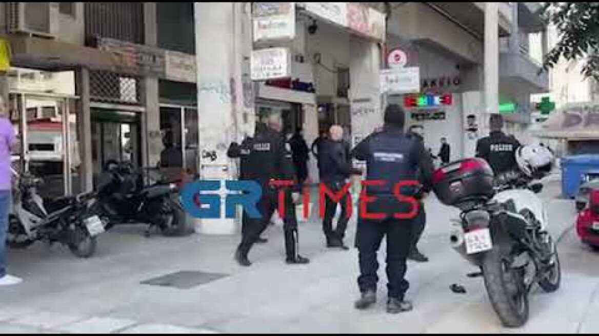 WebTV - Θεσσαλονίκη: Ληστεία με ομηρία σε κατάστημα