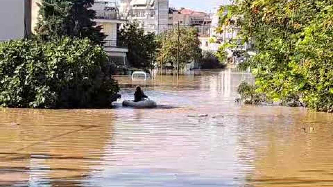 WebTV - Λάρισα: Πλημμύρισε τμήμα της συνοικίας Αγίου Θωμά - Μέ βάρκα ...