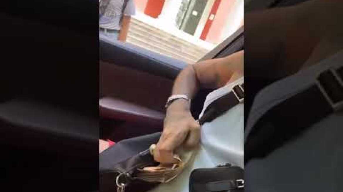 WebTV - O Snik δίνει λεφτά σε περαστικό