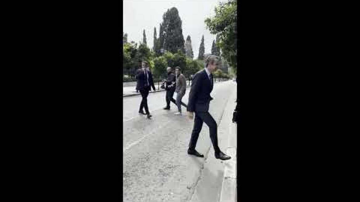 Μητσοτάκης: Οι φωτογραφίες με δύο παιδιά μετά την έξοδο από το ...