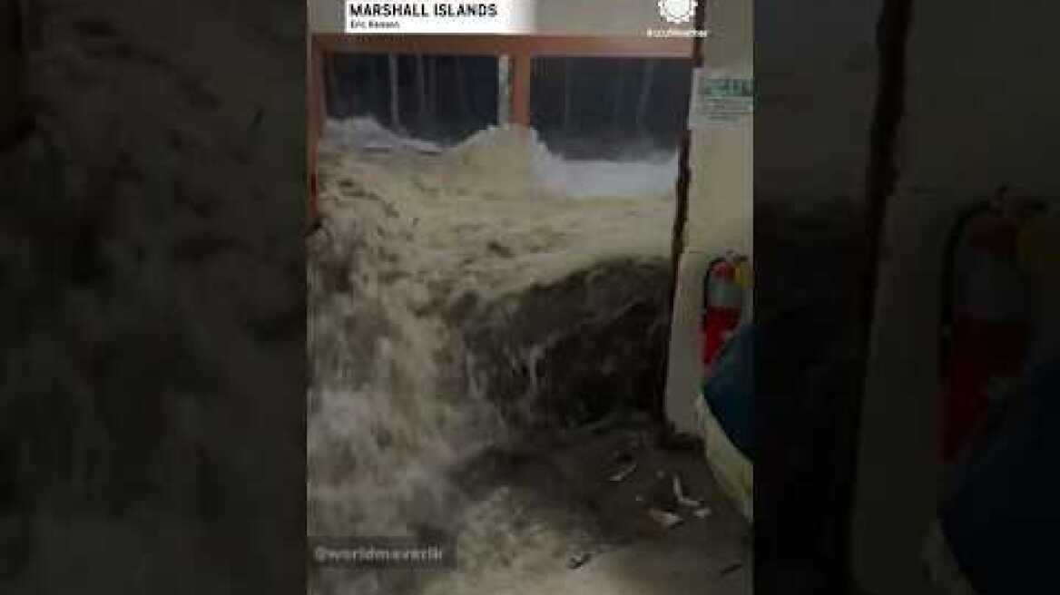 WebTV - Huge Waves Break Down Doors of Army Base in Marshall Islands