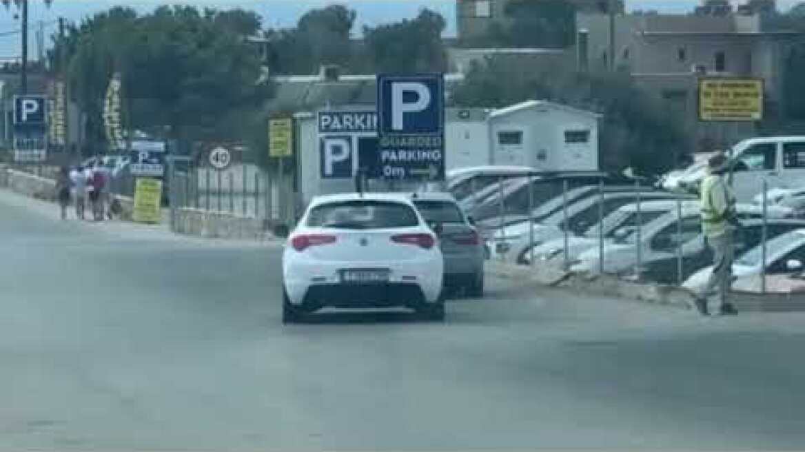 Κρήτη: Kράχτες - παρκαδόροι στο Ελαφονήσι οδηγούν τους τουρίστες σε ...