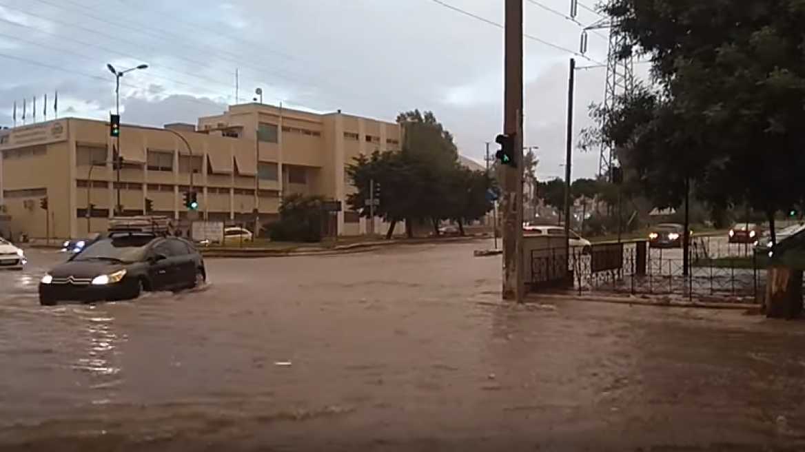 Βίντεο: Σε ποτάμια μετατράπηκαν οι δρόμοι στο Κερατσίνι - Προβλήματα ...