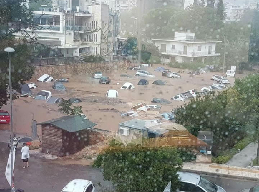 Πλημμύρες στην Αττική: Συγκλονιστικές εικόνες - Απεγκλώβισαν οδηγούς ...