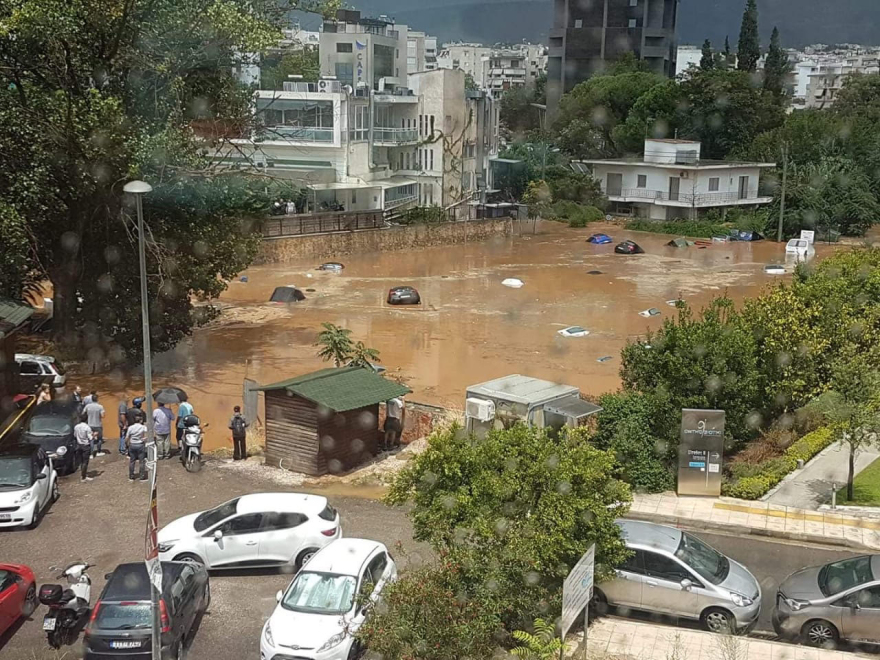 Πλημμύρες στην Αττική: Συγκλονιστικές εικόνες - Απεγκλώβισαν οδηγούς ...