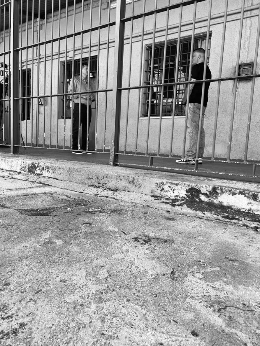 Αυτοψία: Ο Αντώνης Σρόιτερ παρουσιάζει τη ζωή πίσω από τα κάγκελα της ...