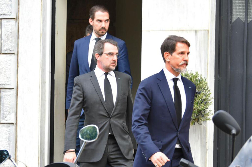 Στο Μέγαρο Μαξίμου οι τρεις γιοι του τέως βασιλιά Κωνσταντίνου - Δείτε ...