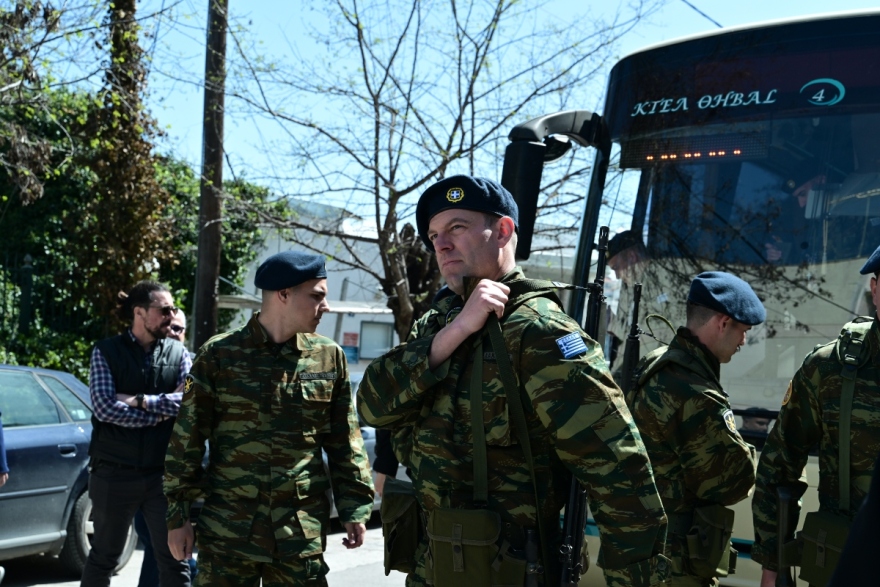 25η Μαρτίου - Κασσελάκης: Παρήλασε με άγημα στη Θήβα - Δείτε βίντεο και ...