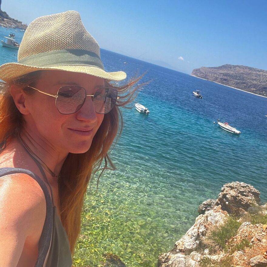Στεφανία Γουλιώτη: Ποζάρει με μαγιό στη Μάνη - Εντάξει ρουφήχτηκα λίγο ...