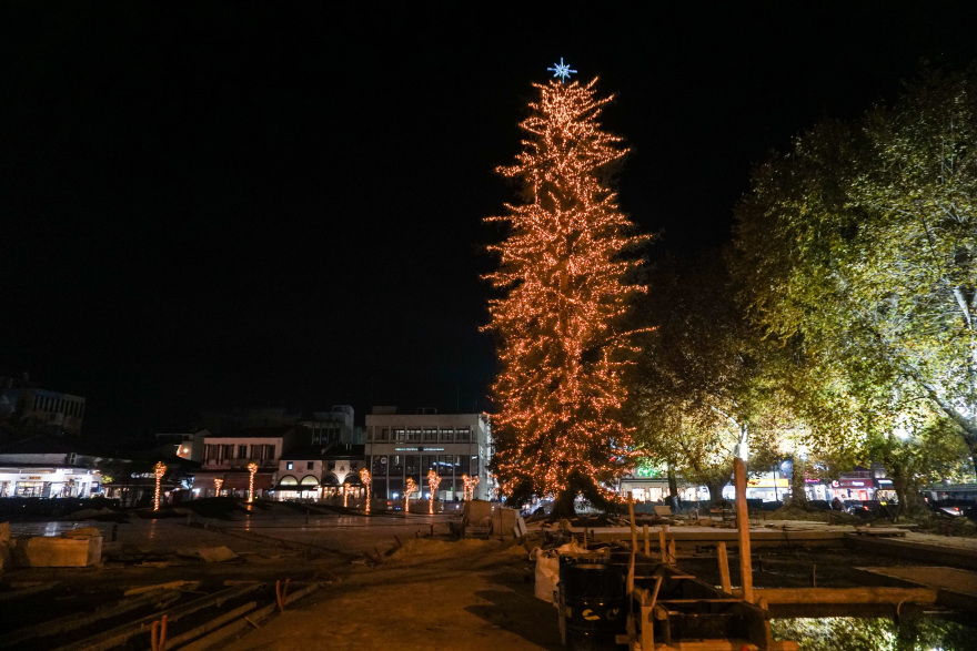 Φωταγωγήθηκε το μεγαλύτερο χριστουγεννιάτικο δέντρο της Ελλάδας στα ...