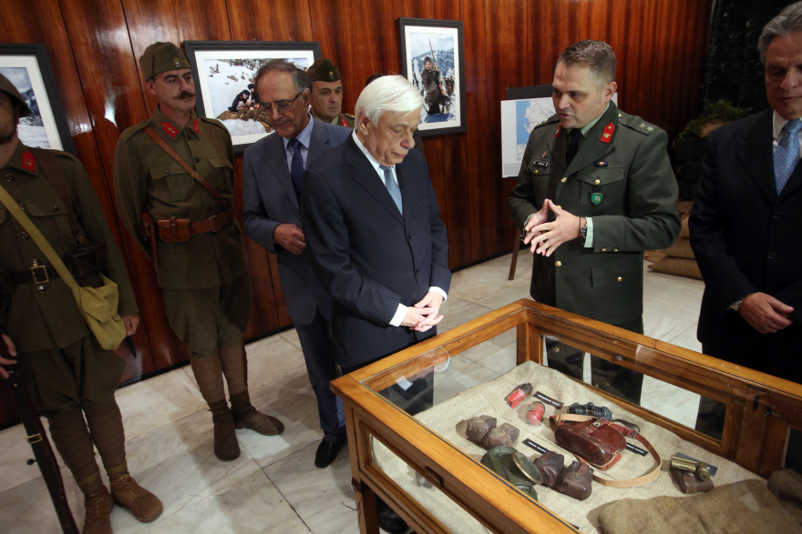 Παυλόπουλος: Εγκαινίασε έκθεση με προσωπικά αντικείμενα πεσόντων του 1940