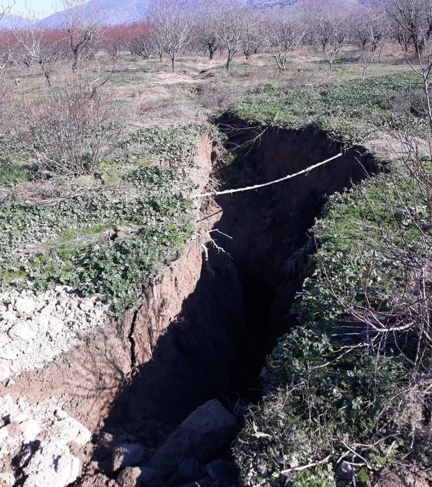Άνοιξε στα δύο η γη στο Καλοχώρι του Δήμου Τεμπών και... κατάπιε τον ...