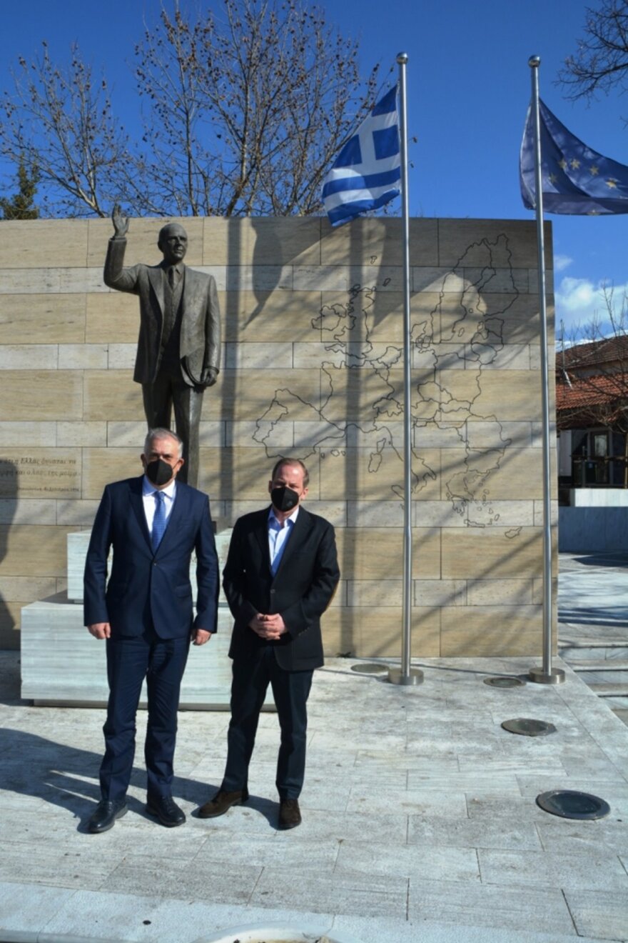 Επίσκεψη του Τάκη Θεοδωρικάκου στην οικία του Κωνσταντίνου Καραμανλή ...