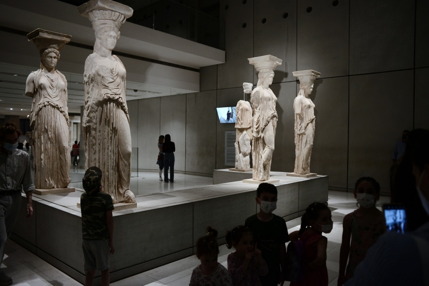 «Πλημμύρισε» από κόσμο το Μουσείο της Ακρόπολης για την Ευρωπαϊκή Νύχτα ...