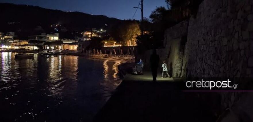 Στο σκοτάδι βυθίστηκε η Αγία Πελαγία στην Κρήτη - Με φακούς οι τουρίστες