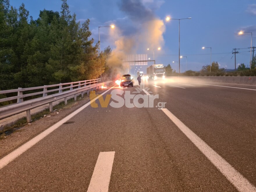 Εθνική Οδός Αθηνών - Λαμίας: ΙΧ τυλίχτηκε στις φλόγες - Δείτε φωτογραφίες
