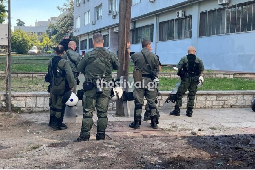Θεσσαλονίκη: Πέταξαν επτά βόμβες μολότοφ σε ΜΑΤ στο ΑΠΘ