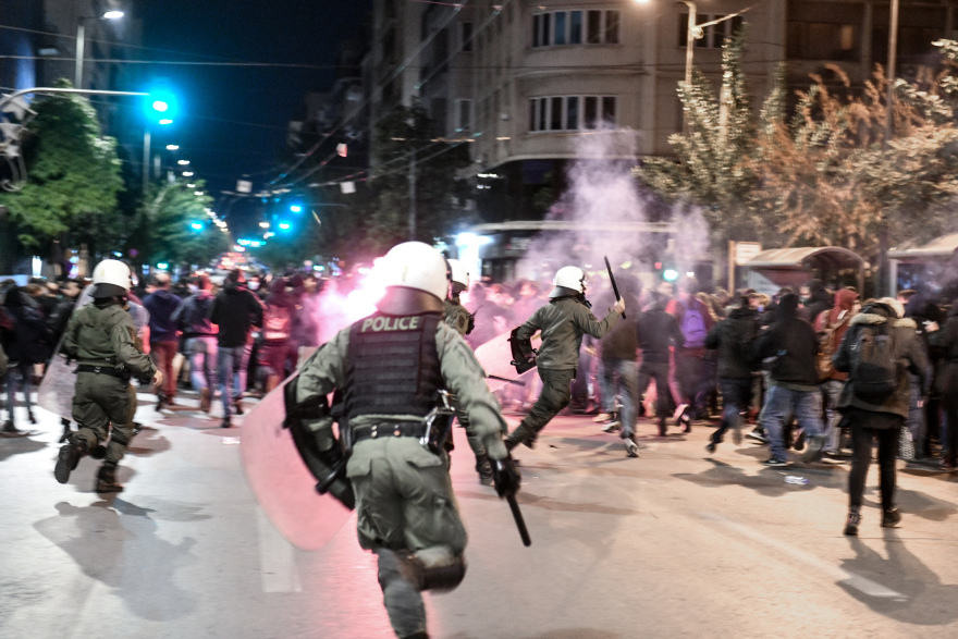 Επεισόδια έξω από το Α.Τ Ομόνοιας με μολότοφ και φωτιές σε κάδους μετά ...