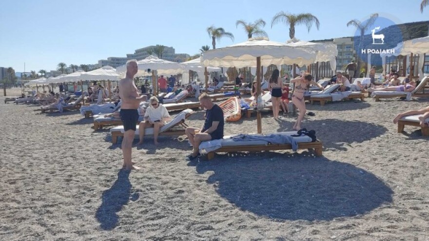 Ρόδος: Ξεχύθηκαν στις παραλίες ντόπιοι και τουρίστες με θερμοκρασίες ...
