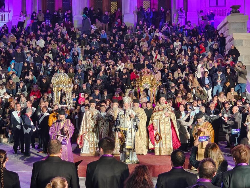 Σύρος: Xιλιάδες πιστοί στην περιφορά του επιταφίου στην Ερμούπολη