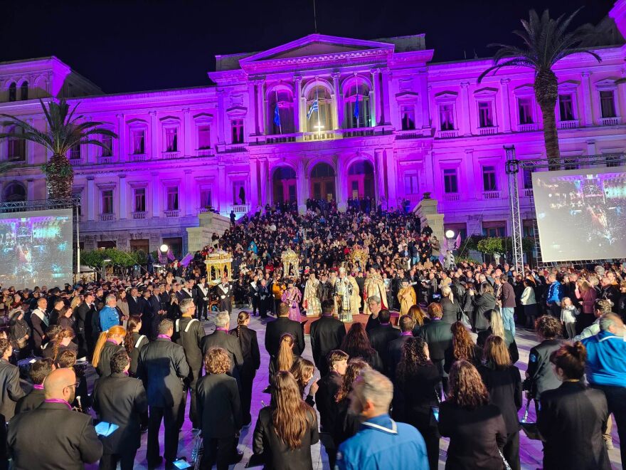 Σύρος: Xιλιάδες πιστοί στην περιφορά του επιταφίου στην Ερμούπολη