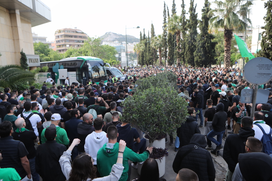 Παναθηναϊκός: Πανζουρλισμός από χιλιάδες οπαδούς της ομάδας έξω από το ...