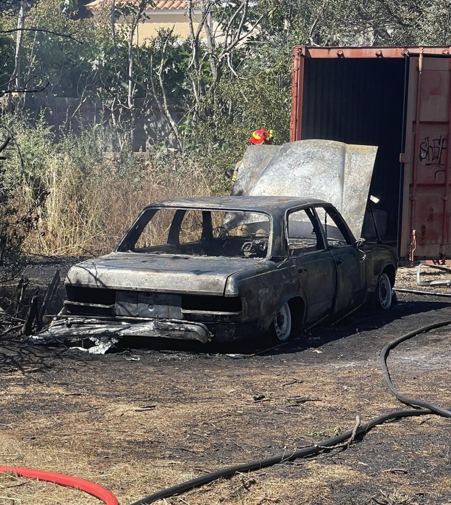Υπό έλεγχο η φωτιά σε αυτοκίνητο στην Κηφισιά - Δείτε φωτογραφίες