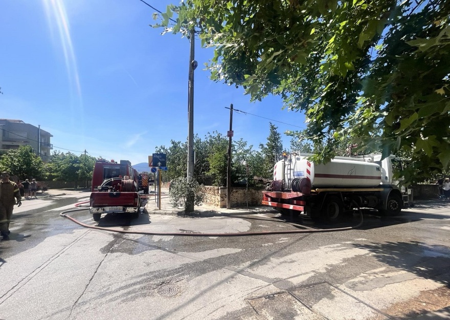 Υπό έλεγχο η φωτιά σε αυτοκίνητο στην Κηφισιά - Δείτε φωτογραφίες