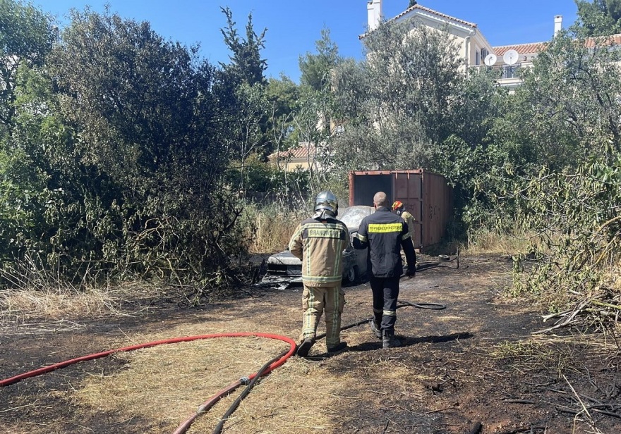 Υπό έλεγχο η φωτιά σε αυτοκίνητο στην Κηφισιά - Δείτε φωτογραφίες