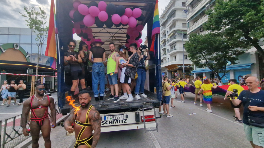 11ο Thessaloniki Pride: Ξεκίνησε η «πορεία υπερηφάνειας» με χορό, τραγούδια και σημαίες του ...