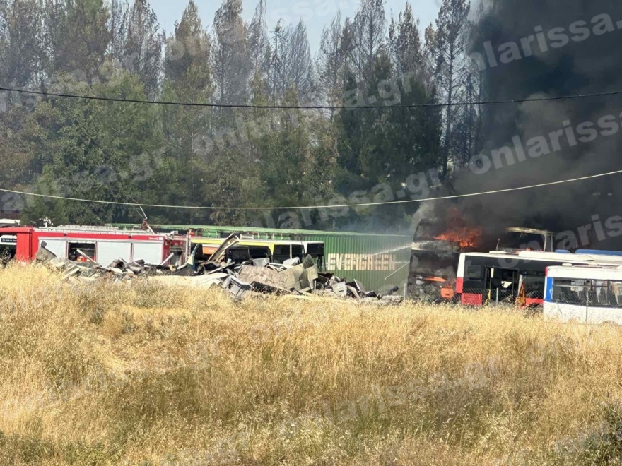 Φωτιά ξέσπασε στον κόμβο Πλατυκάμπου στη Λάρισα - Καίγονται σταθμευμένα ...
