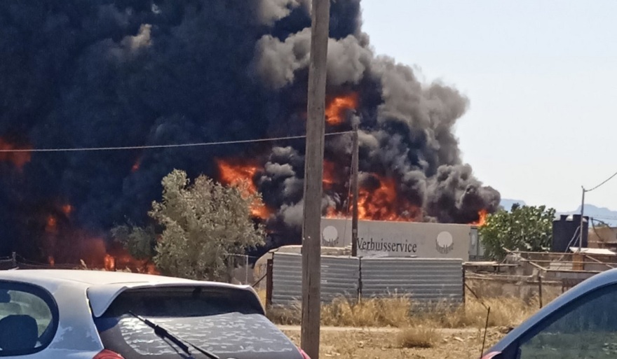 Υπό μερικό έλεγχο η φωτιά σε μάντρα οχημάτων στον Ασπρόπυργο