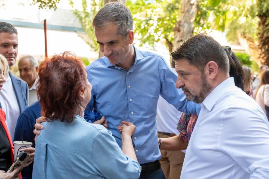 Νίκος Χαρδαλιάς: Βόλτα με τον Κώστα Μπακογιάννη στο Κουκάκι