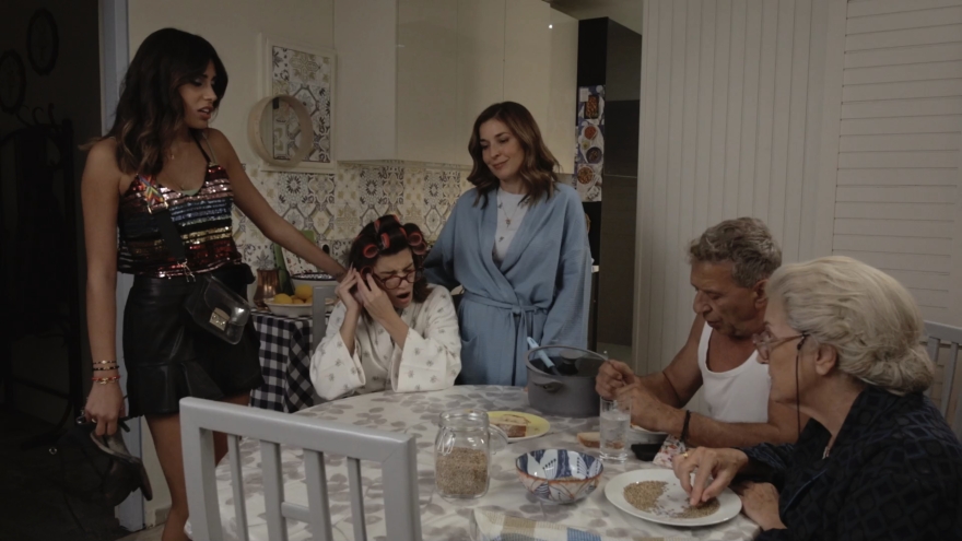 «ΣΤΑ ΣΥΝΟΡΑ»: Η καλή κωμωδία βρήκε τη θέση της στo Star, κάθε Κυριακή ...
